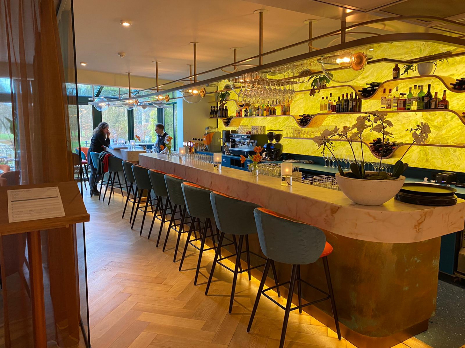 Barblad op maat van duurzaam design – Marlan solid surface